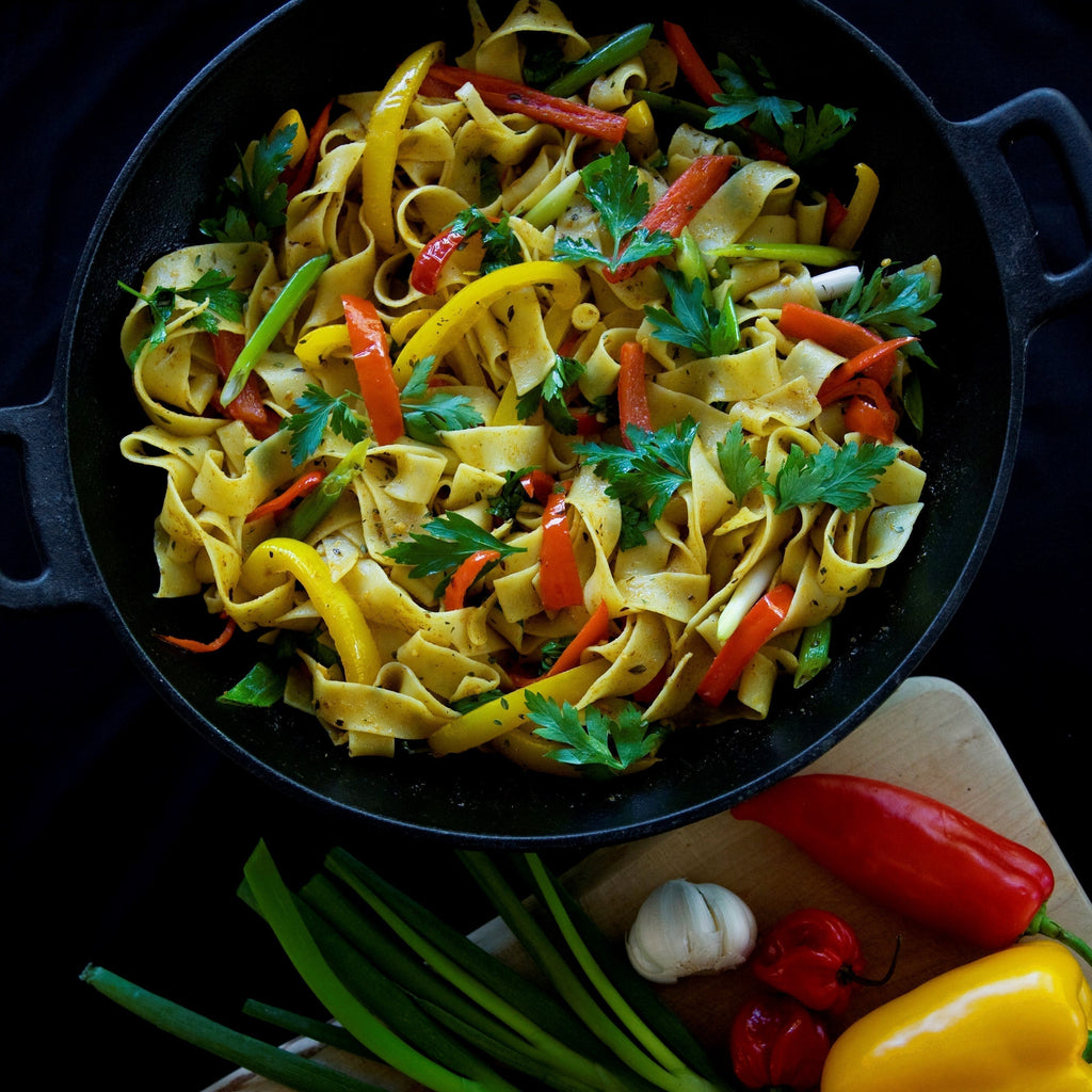 Varm pastaret med grøntsager og Rasta Pasta – Mill & Mortar